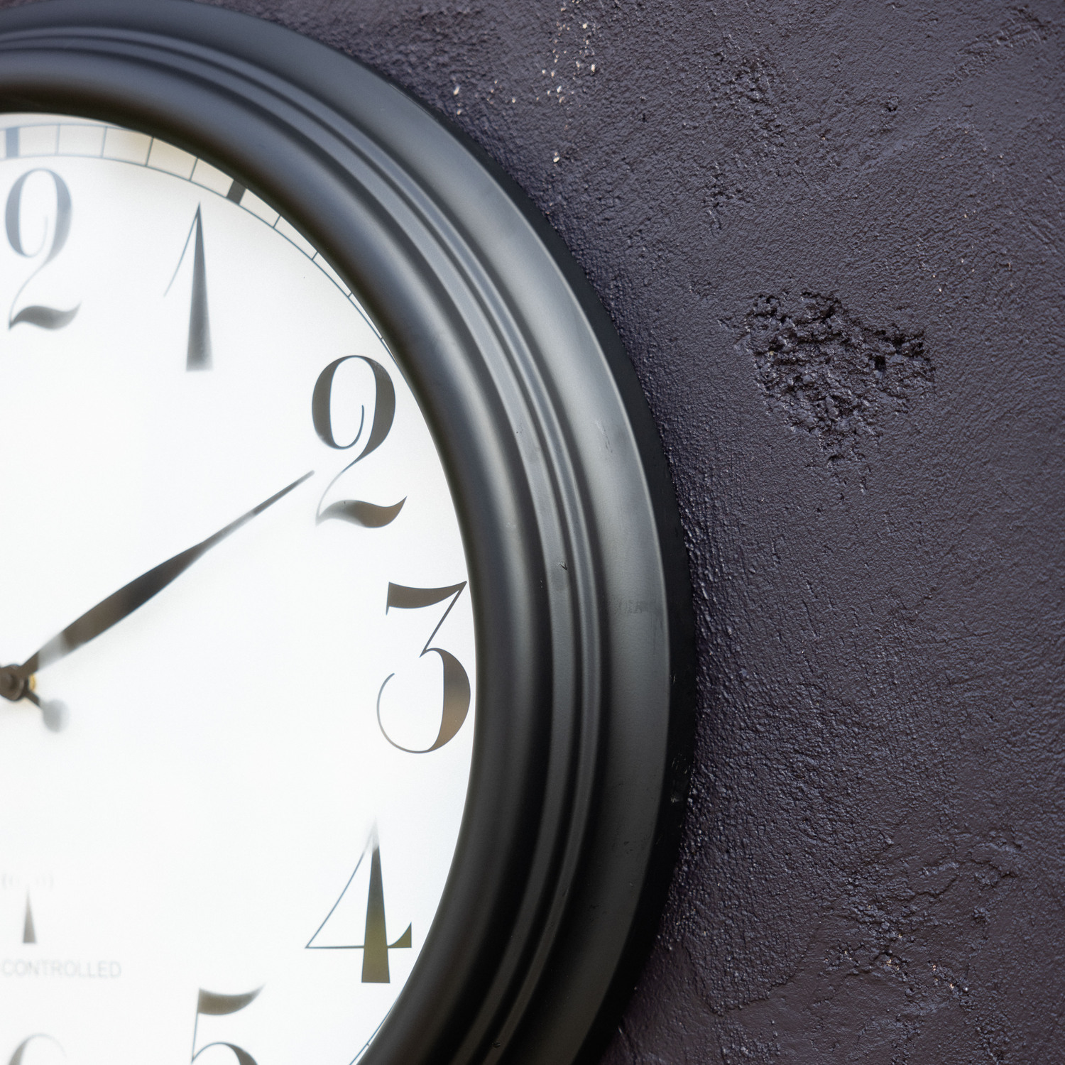 Outdoor Garden Wall Clock Perfect Time Radio Controlled 57cm Diameter