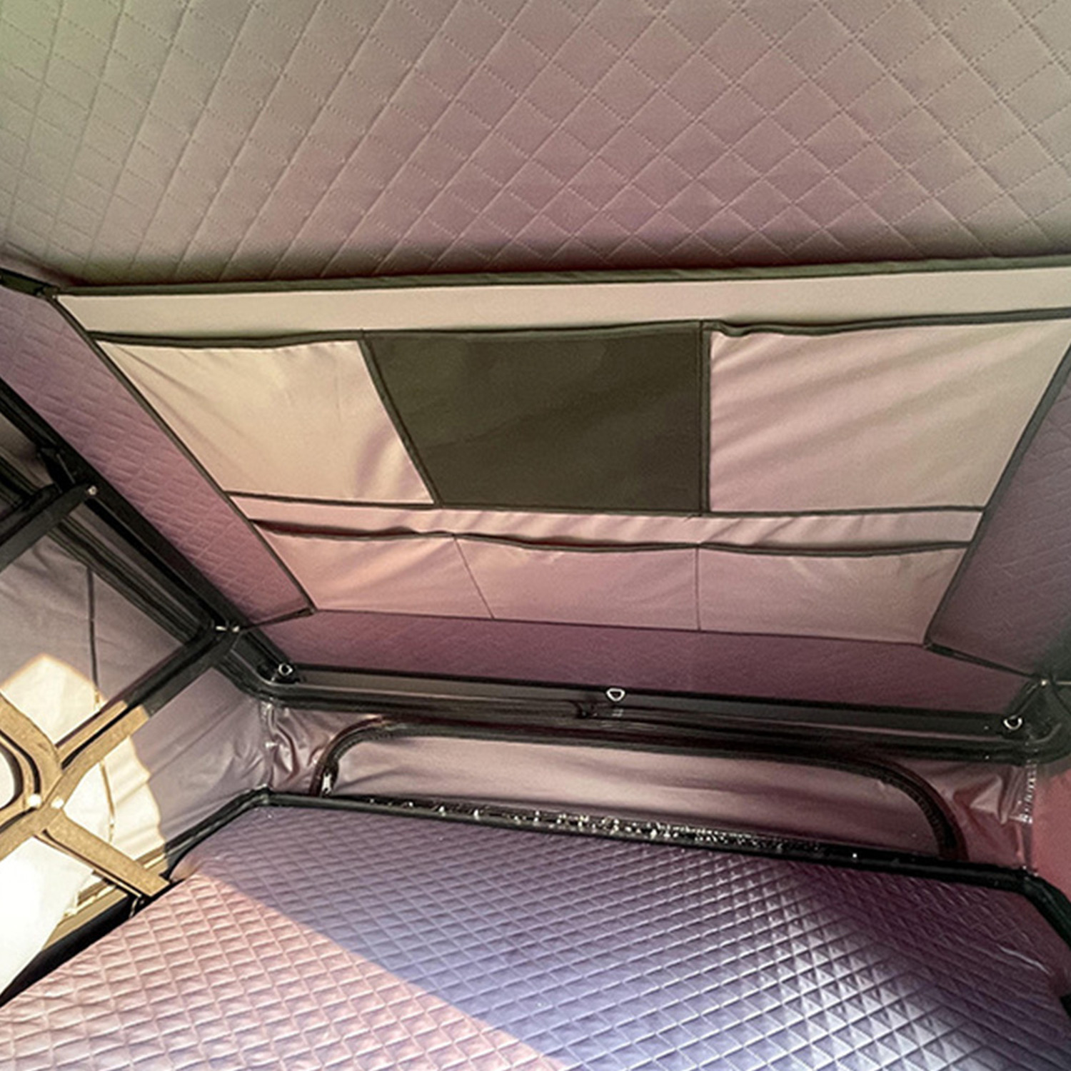 Hard Shell Roof Tent for Cars with Retractable Ladder