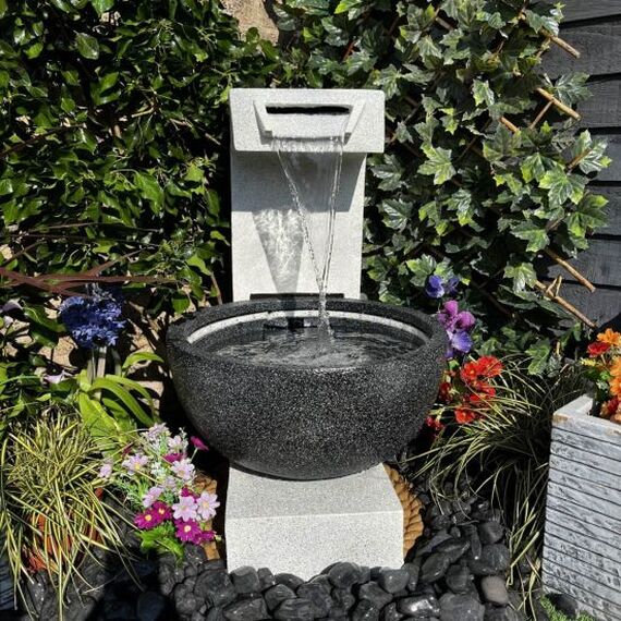 Solo Pour Contemporary Solar Water Feature