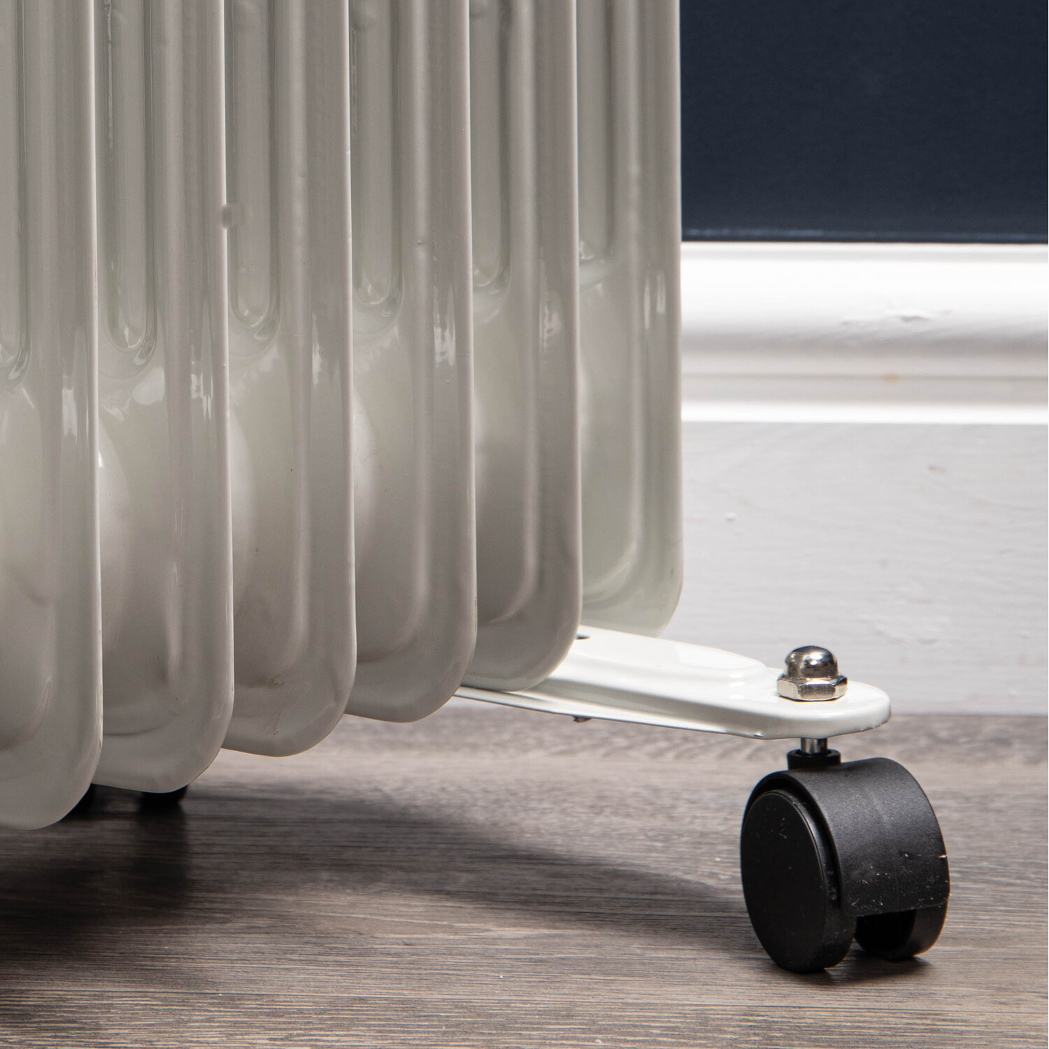 Freestanding 9 Fin Oil Filled Radiator Heater with Thermostat