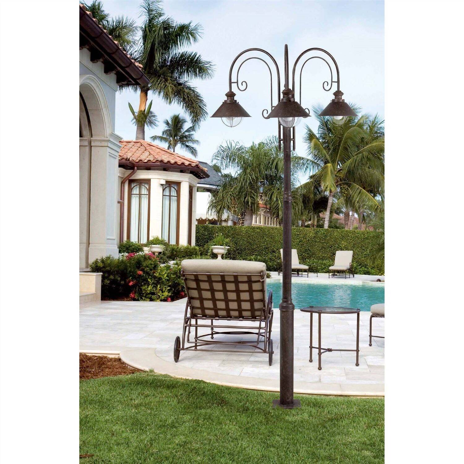 Nautica 3 Light Lamp Post