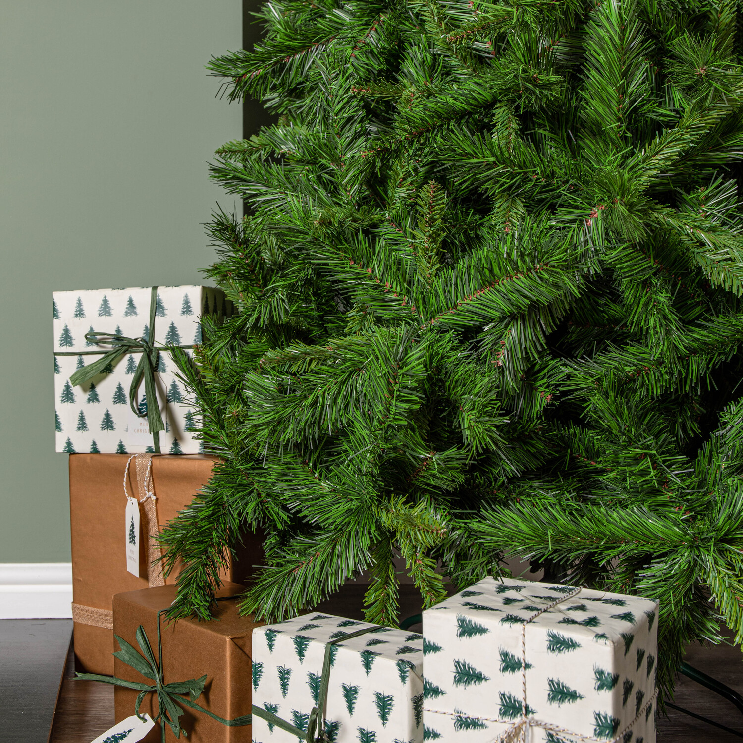 6ft (180cm) Luxury Kateson Fir Christmas Tree in Green with 816 tips